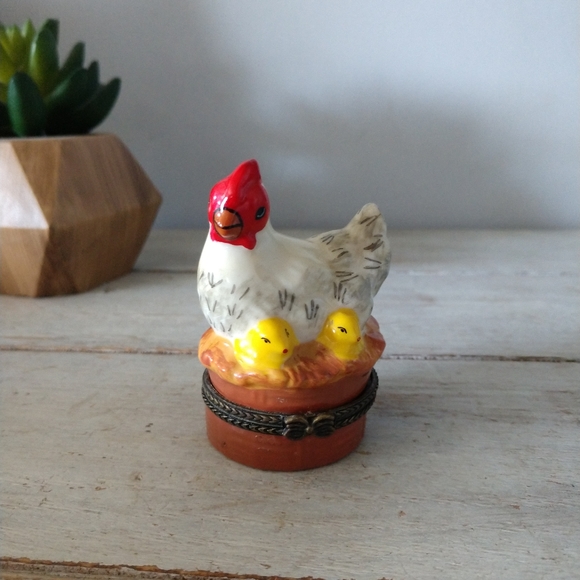 Accents | Vtg Hinged Hen Trinket Box Broody Nesting Chicken In A Basket ...